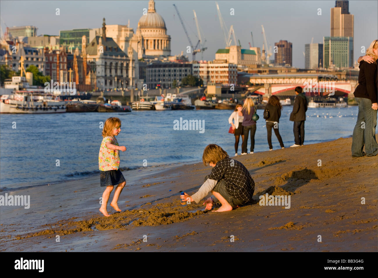 Thames river riverbank hi-res stock photography and images - Alamy