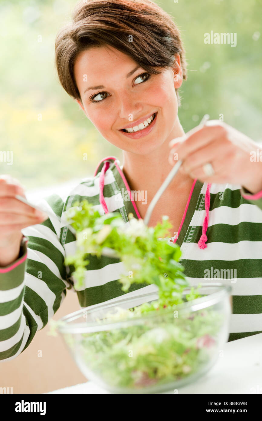 Woman eating salad Stock Photo - Alamy