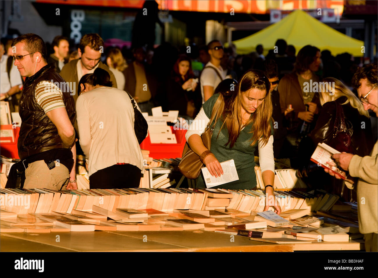 a woman browsing books at a book stall on the thames southbank Stock ...