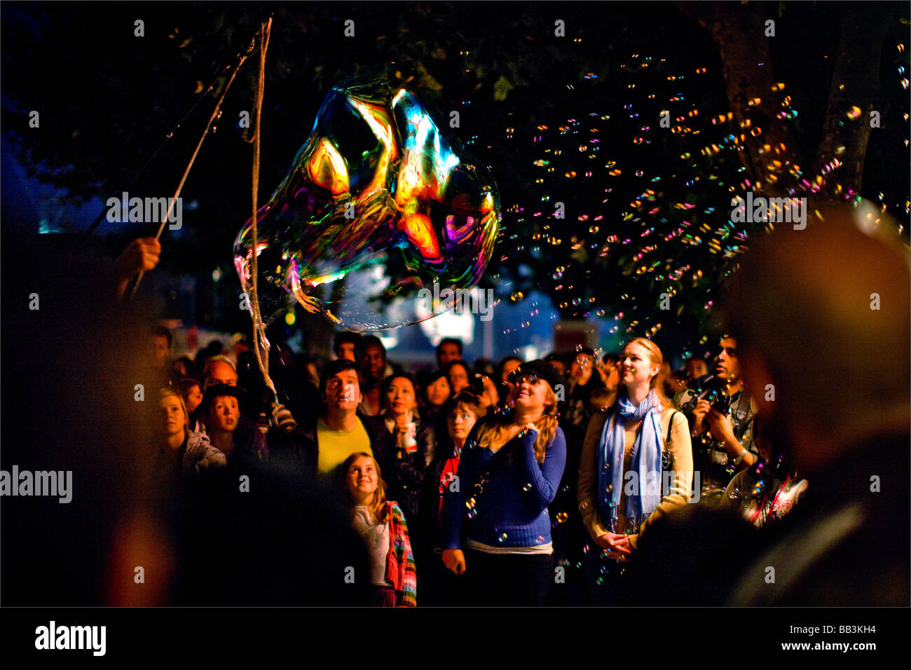 Night time party outside hi-res stock photography and images - Alamy