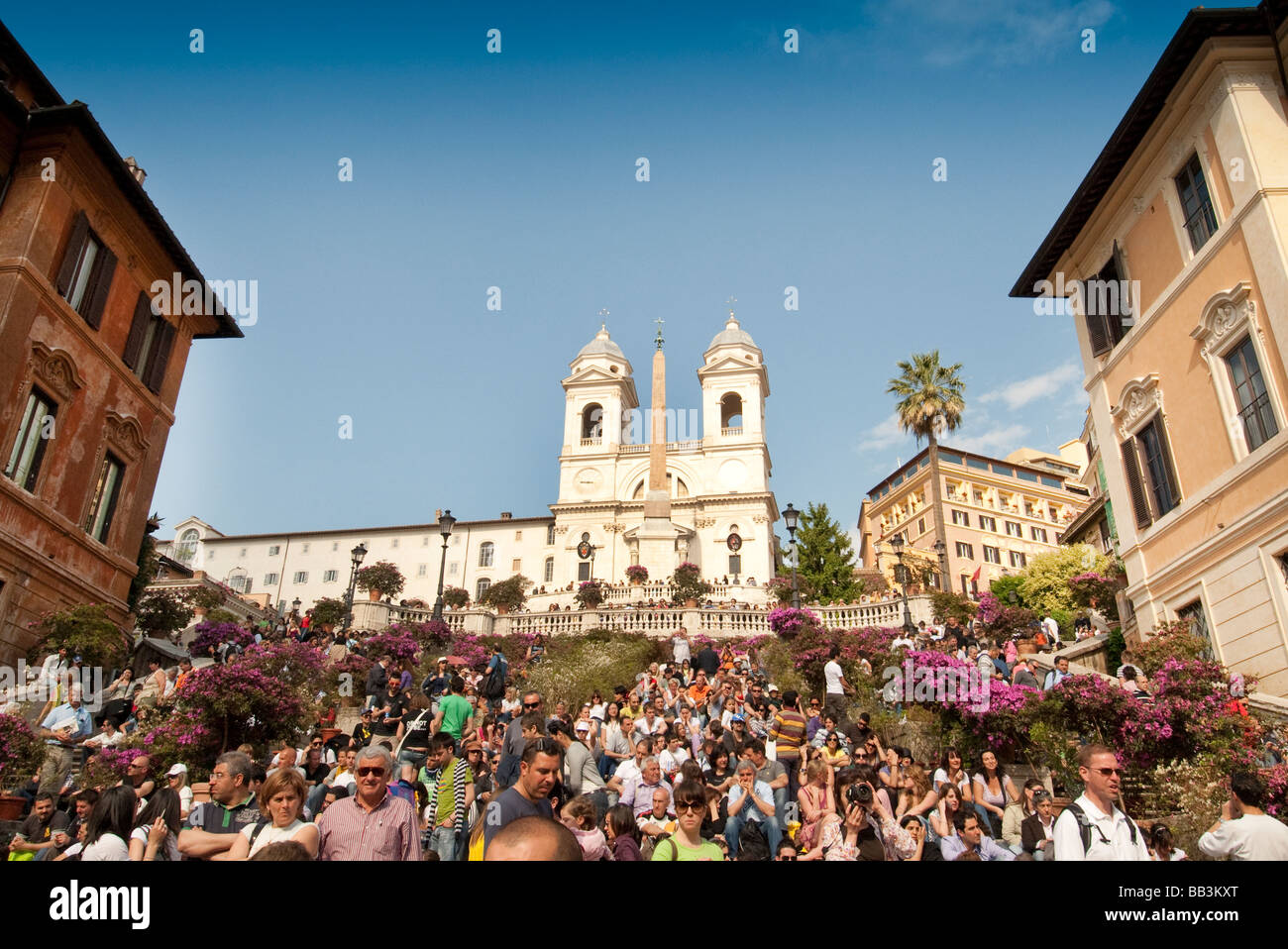 crowds on the spanish steps rome Stock Photo - Alamy