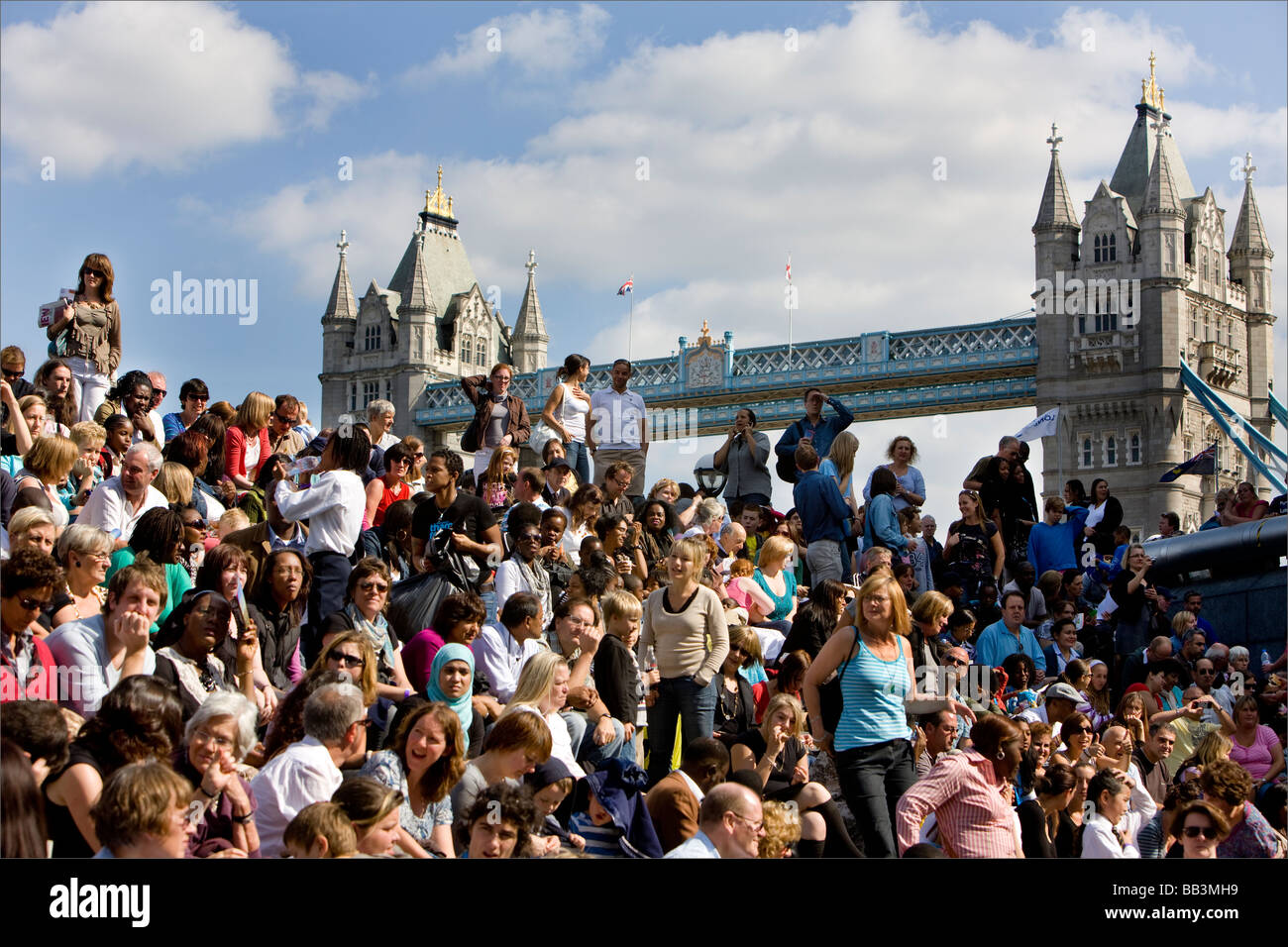 Crowd tower bridge hi-res stock photography and images - Alamy