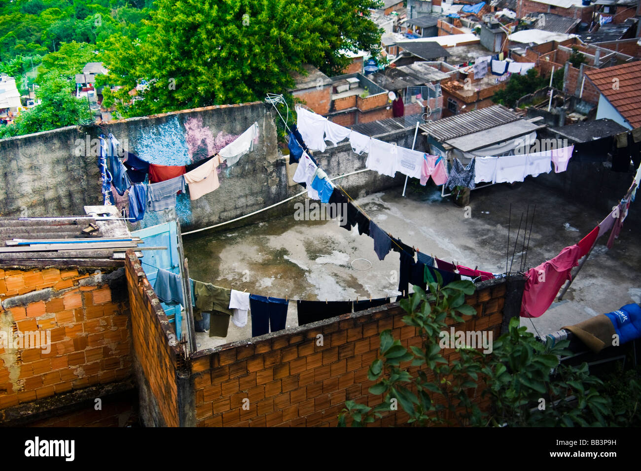 Laundry drying on the roof of a shack in Dona Santa Marta favela ...