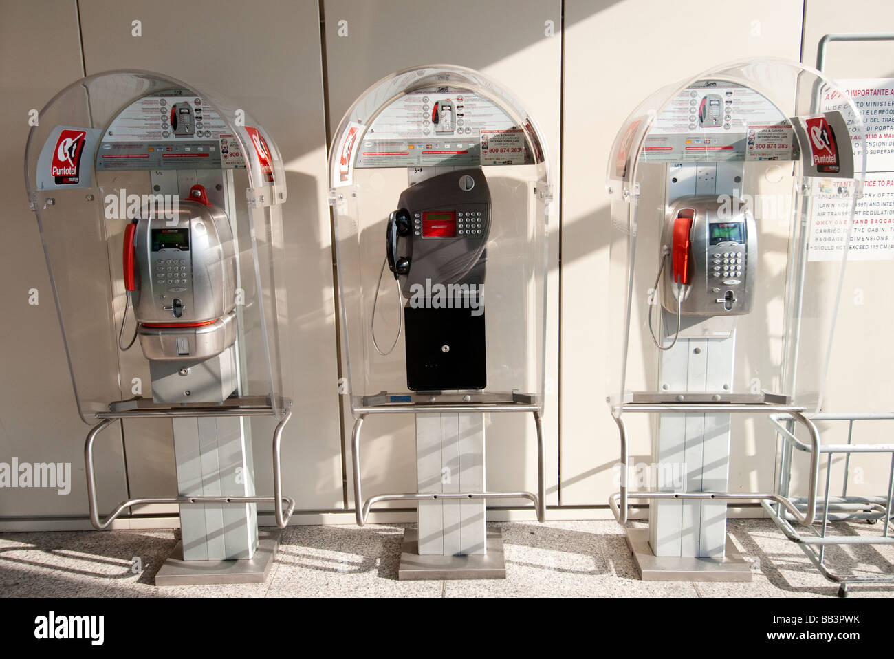 Row pay phones hi-res stock photography and images - Alamy