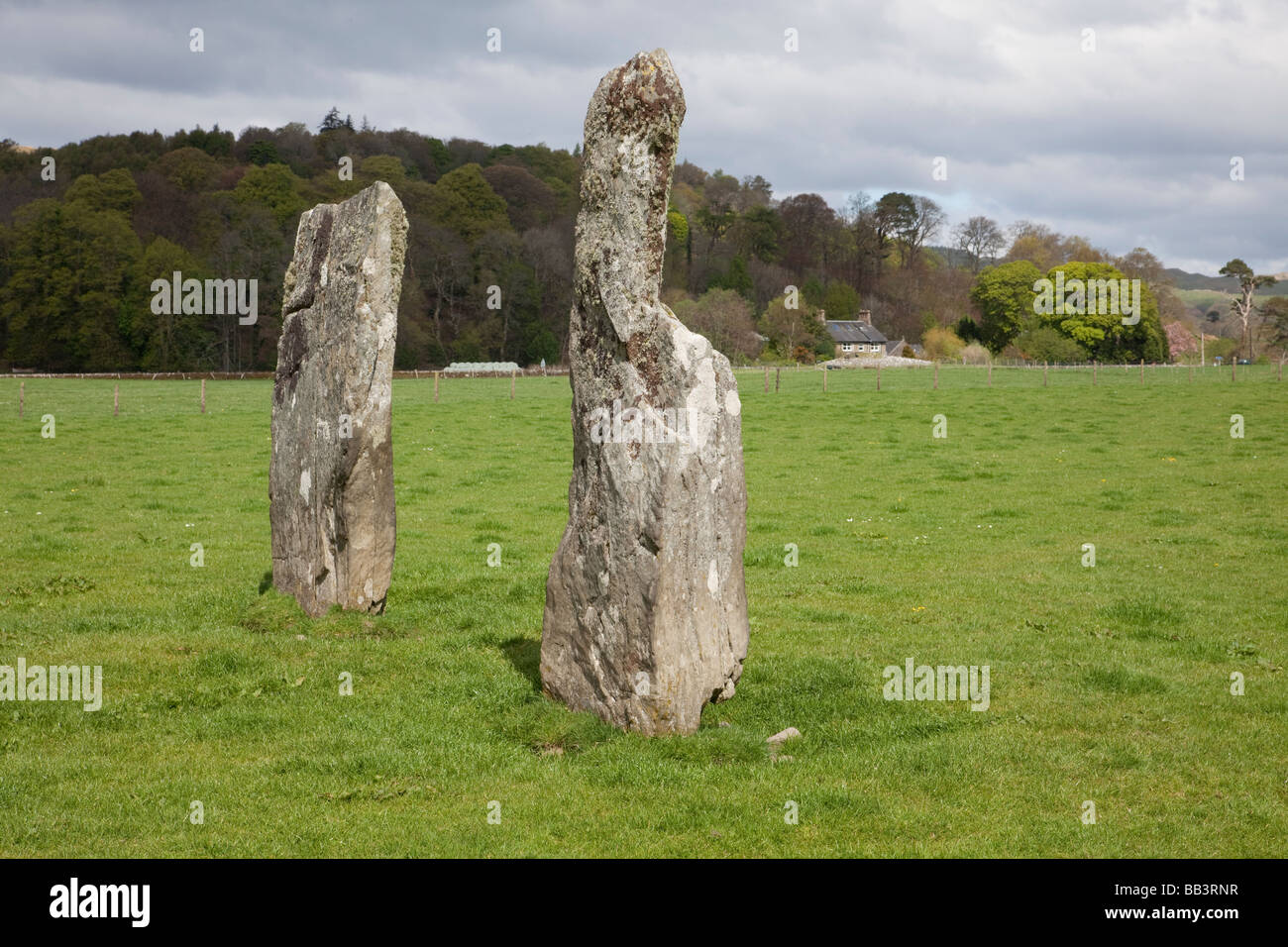 Two standing stones hi-res stock photography and images - Alamy