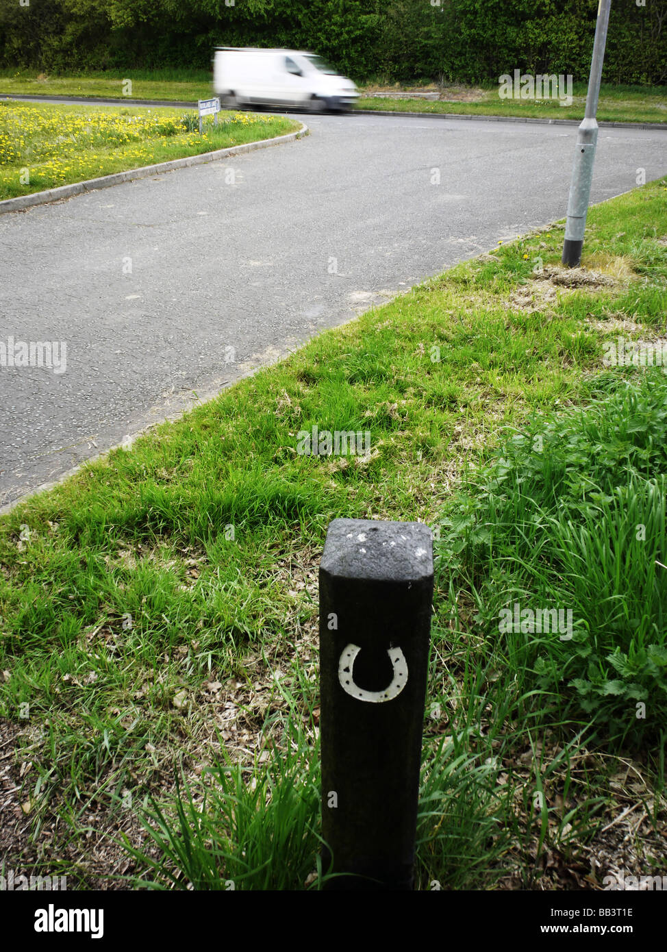 horseshoe symbol indicating bridleway Stock Photo - Alamy