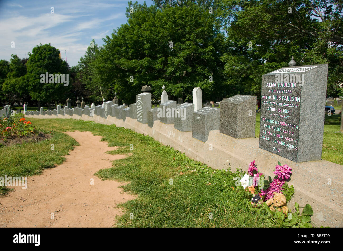 Titanic graveyard fairview lawn cemetery hi-res stock photography and ...