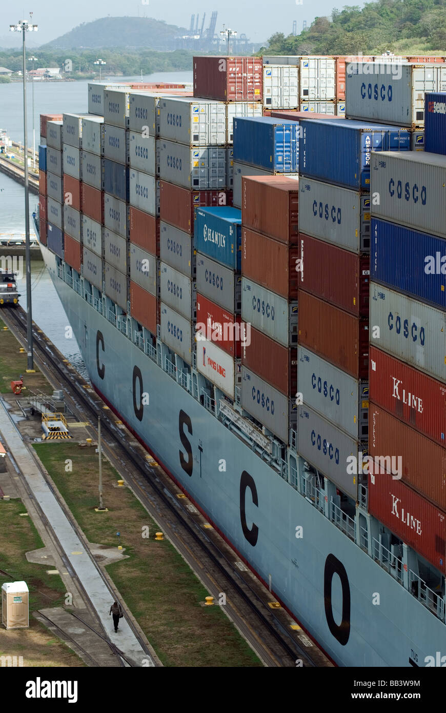A Panamax ship has about 2 feet of manoeuvring room when it passes ...