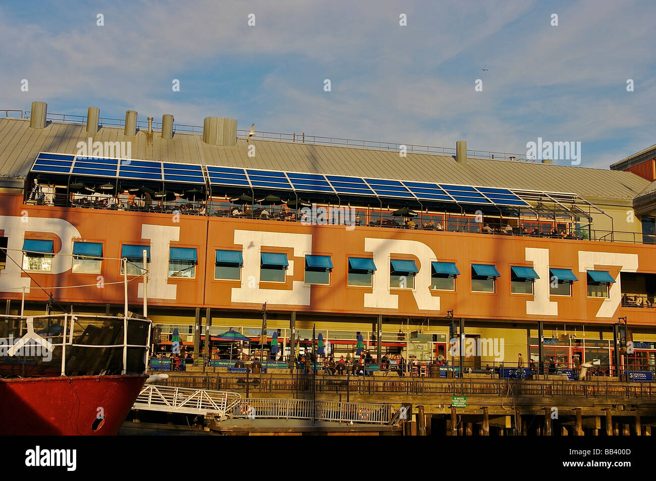 Pier 17 new york building hi-res stock photography and images - Alamy