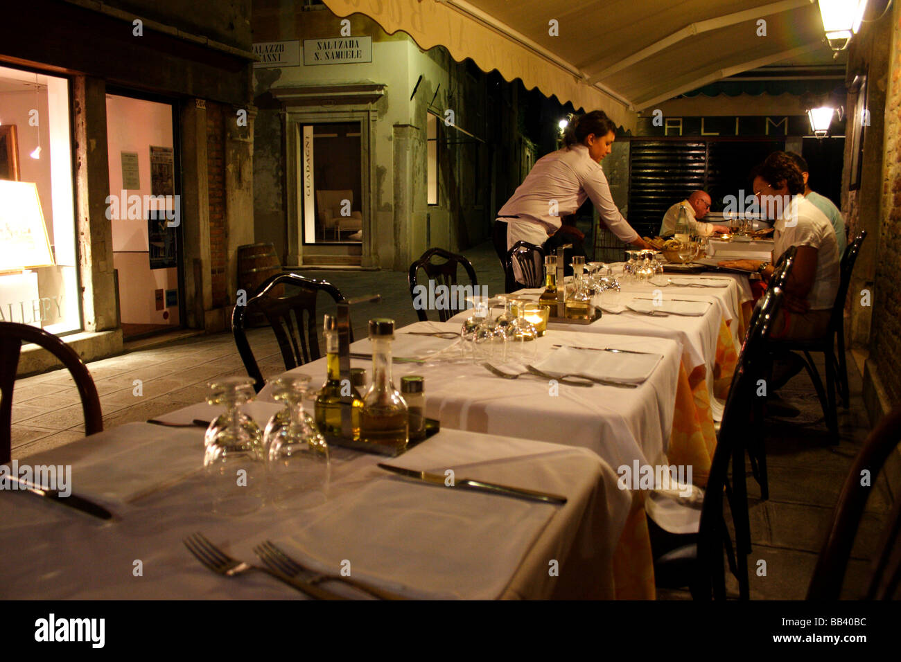 Venice: restaurante by night Stock Photo - Alamy