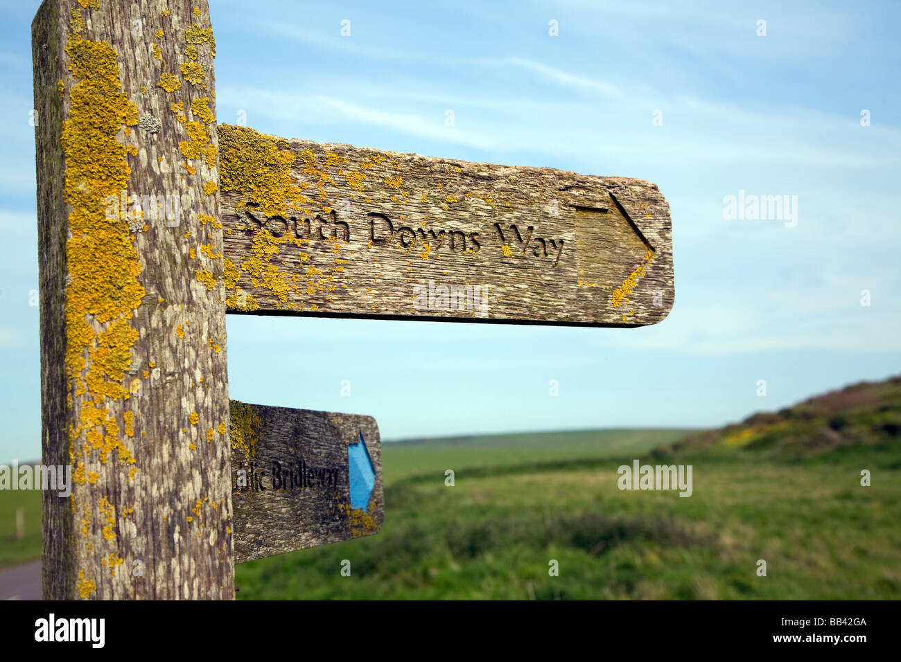 South Downs Way wooden footpath direction sign Stock Photo - Alamy