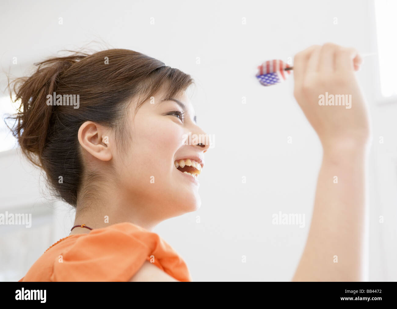 Woman playing darts Stock Photo - Alamy
