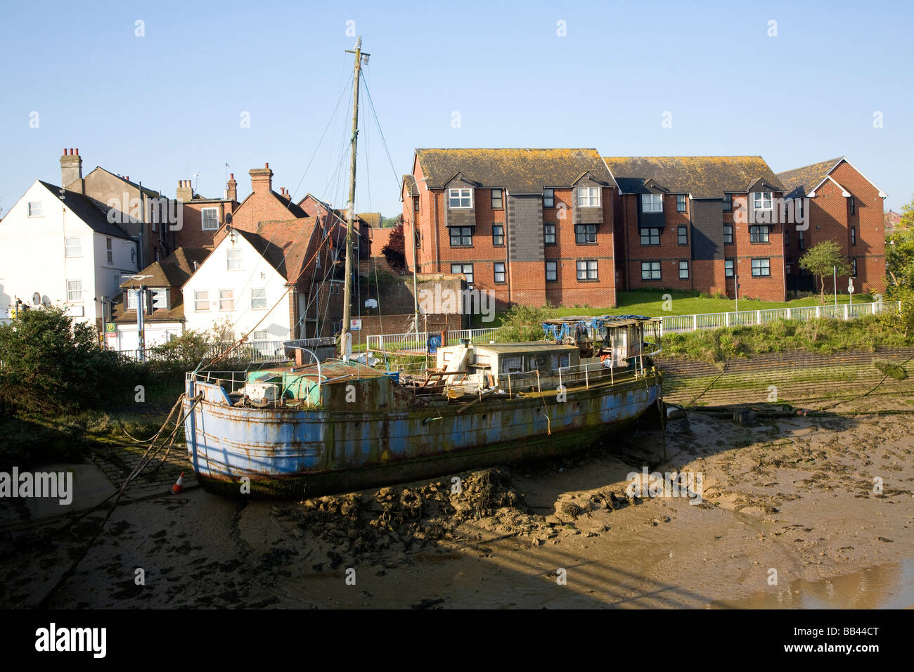 Old houseboat hi-res stock photography and images - Alamy