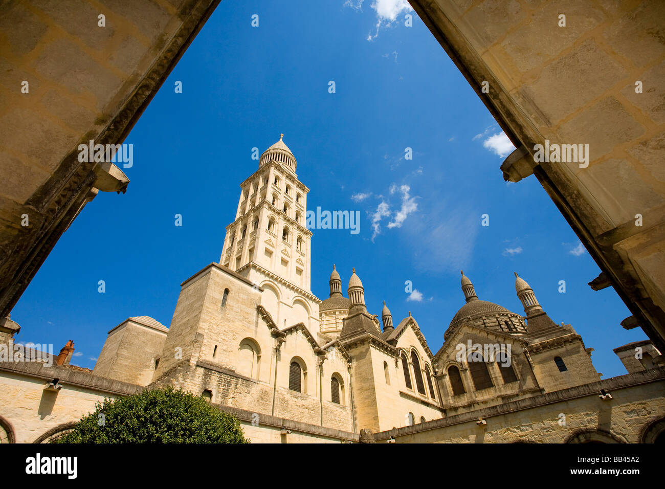 Front view of the cathedral hi-res stock photography and images - Alamy