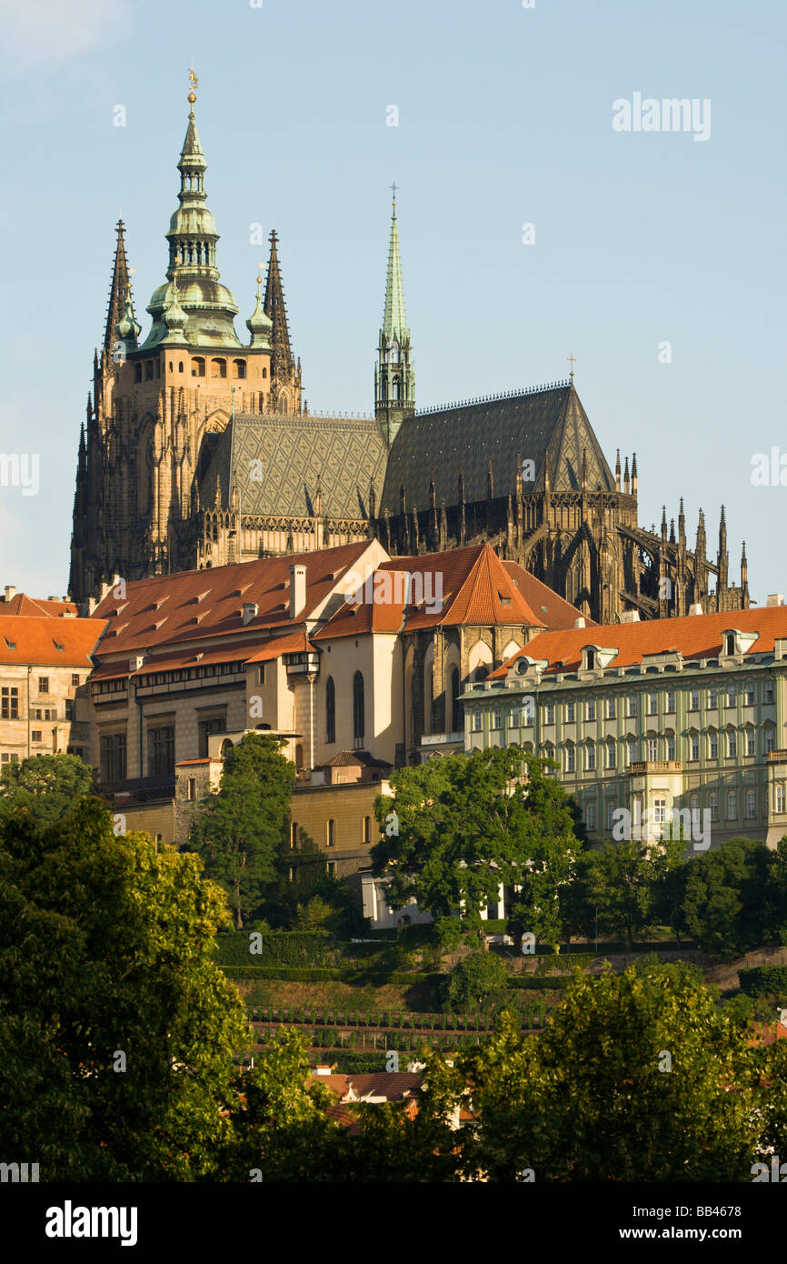 St. Vitus Cathedral & Prague Castle, one of the biggest ancient castles ...