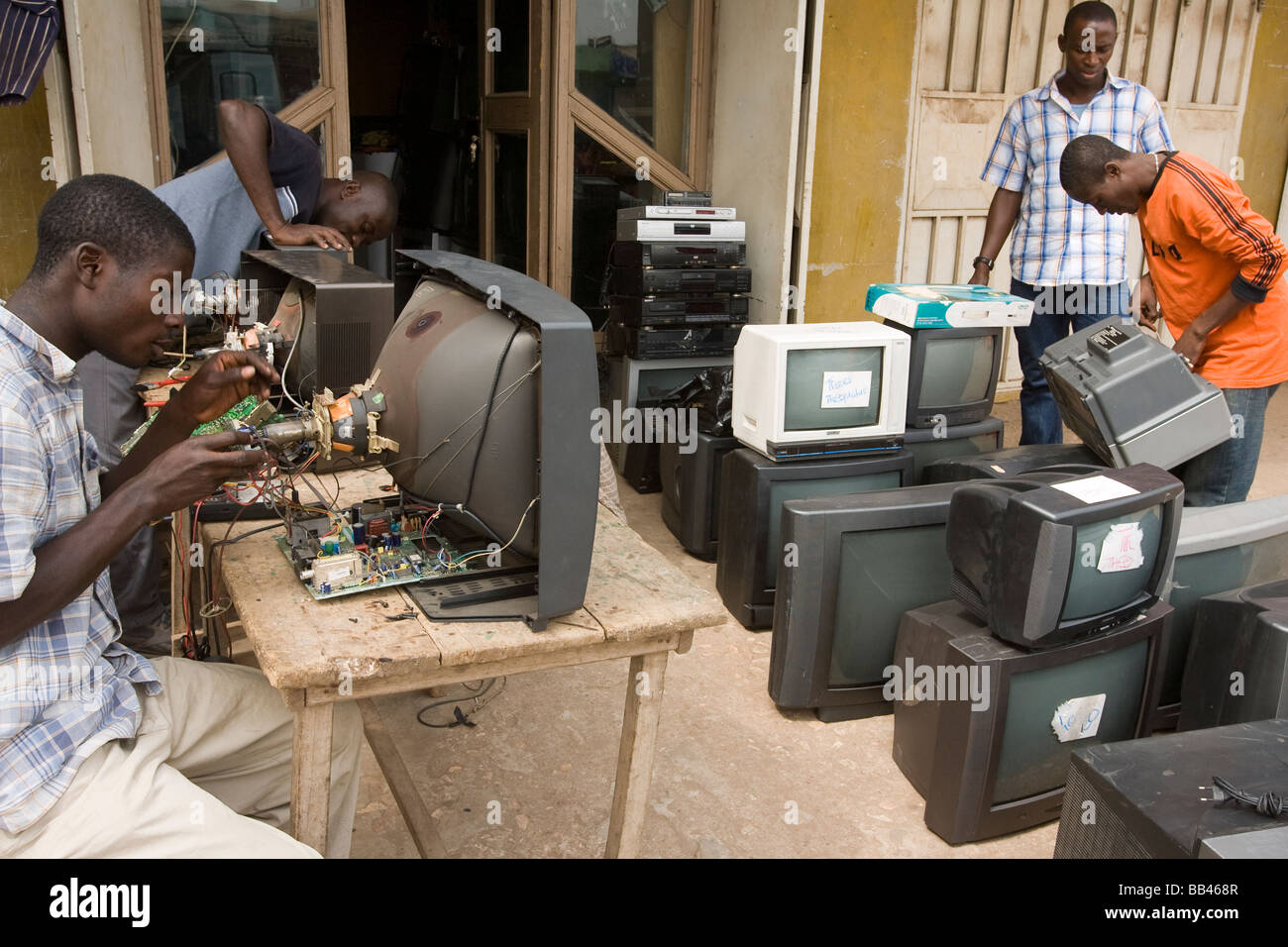 Computer reuse in Accra,Ghana Stock Photo - Alamy