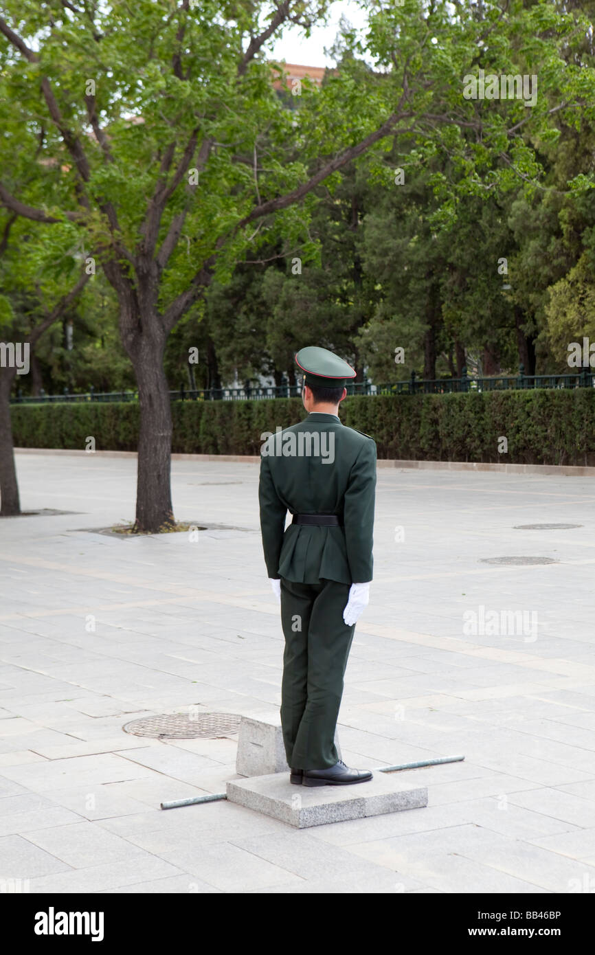 Guard in tiananmen square hi-res stock photography and images - Alamy