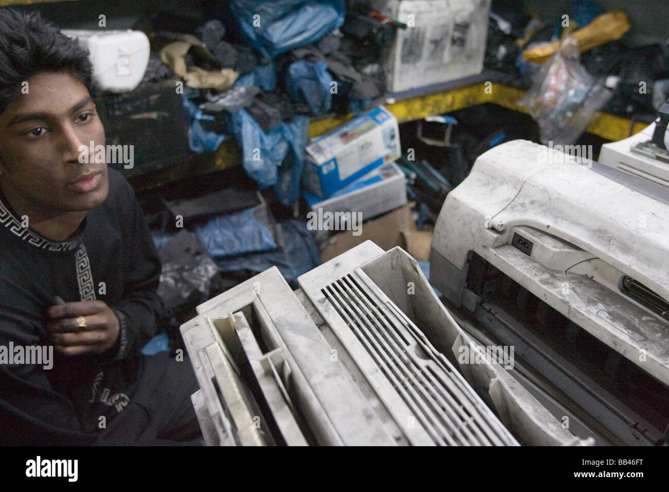 Electronics recycling in Karachi, Pakistan Stock Photo - Alamy