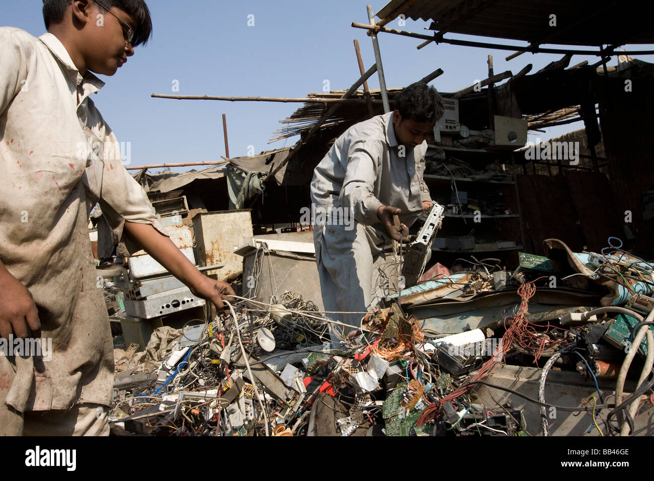 Electronics recycling in Karachi, Pakistan Stock Photo - Alamy