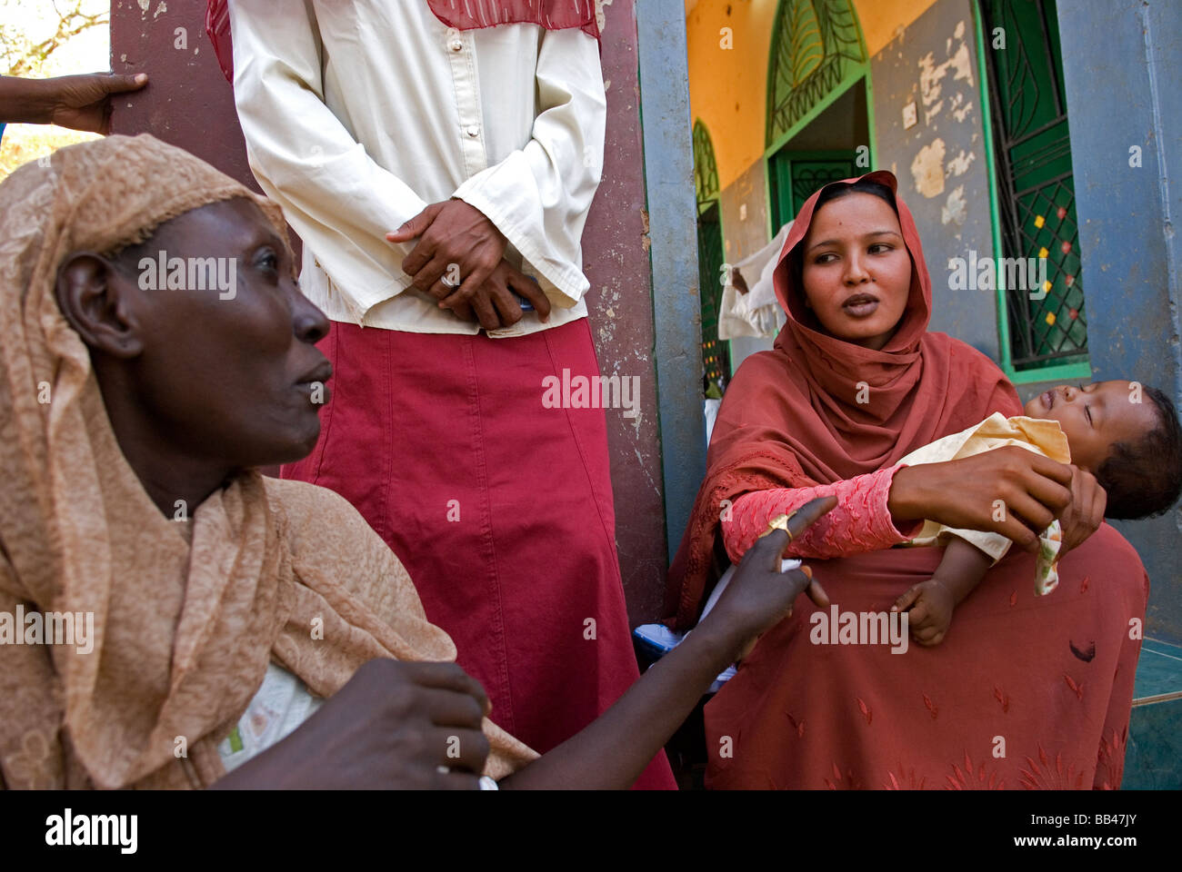 Women sitting and chatting in front of Sheikh Hamed al-Nil tomb in ...