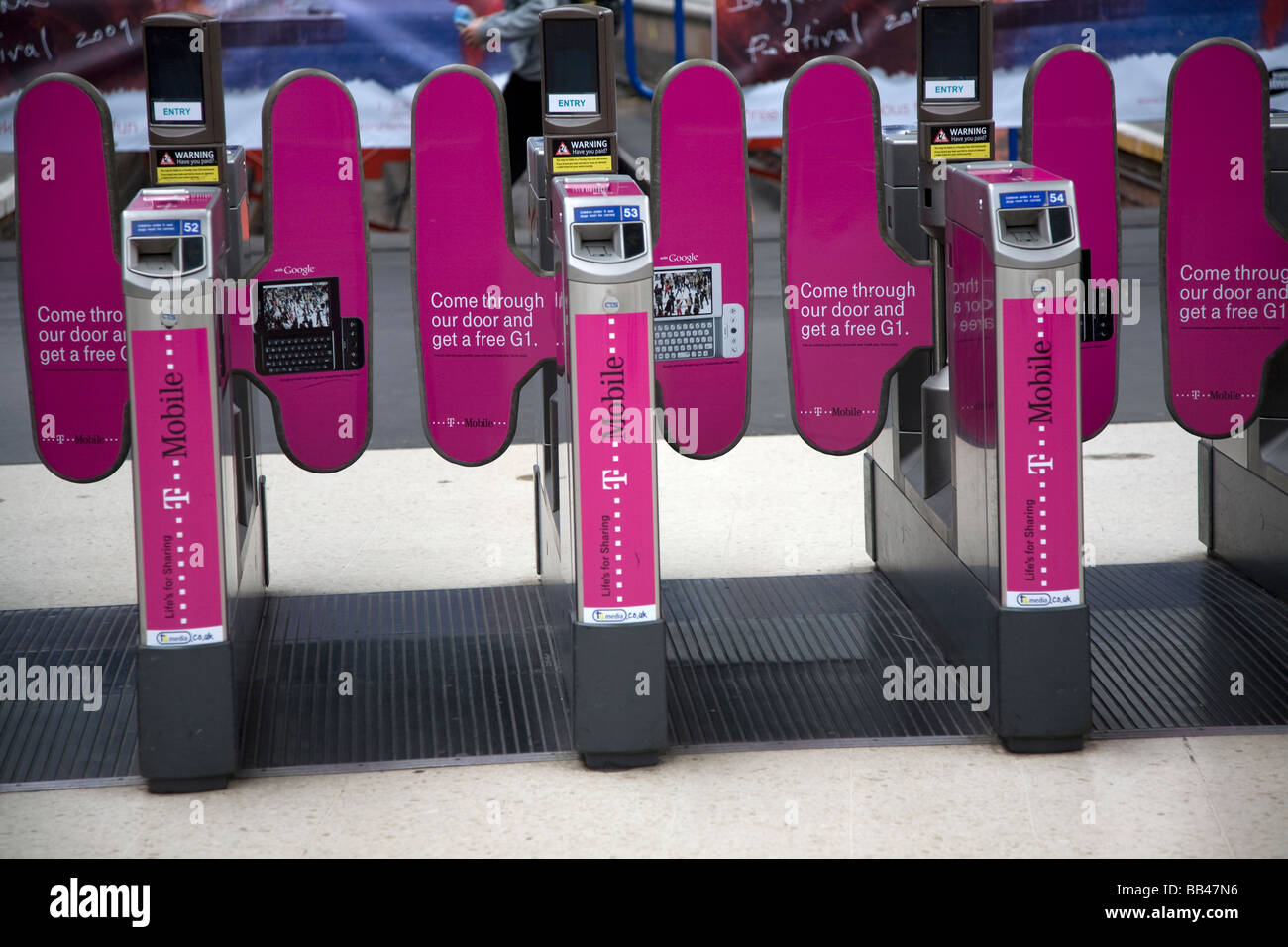 Ticket barriers uk hi-res stock photography and images - Alamy
