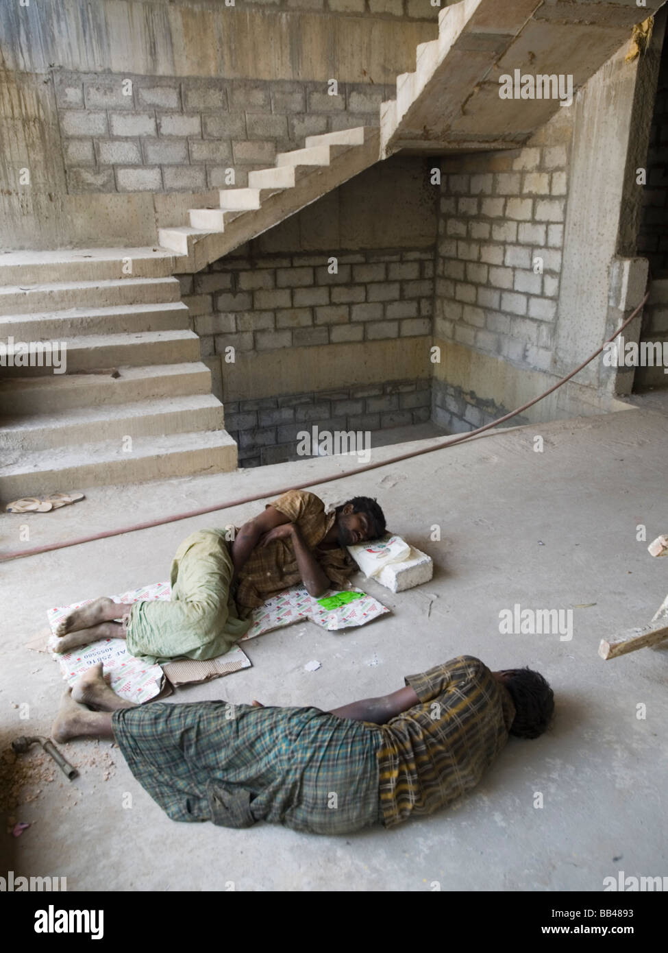 workers sleeping after work on a construction site in Bangalore ...