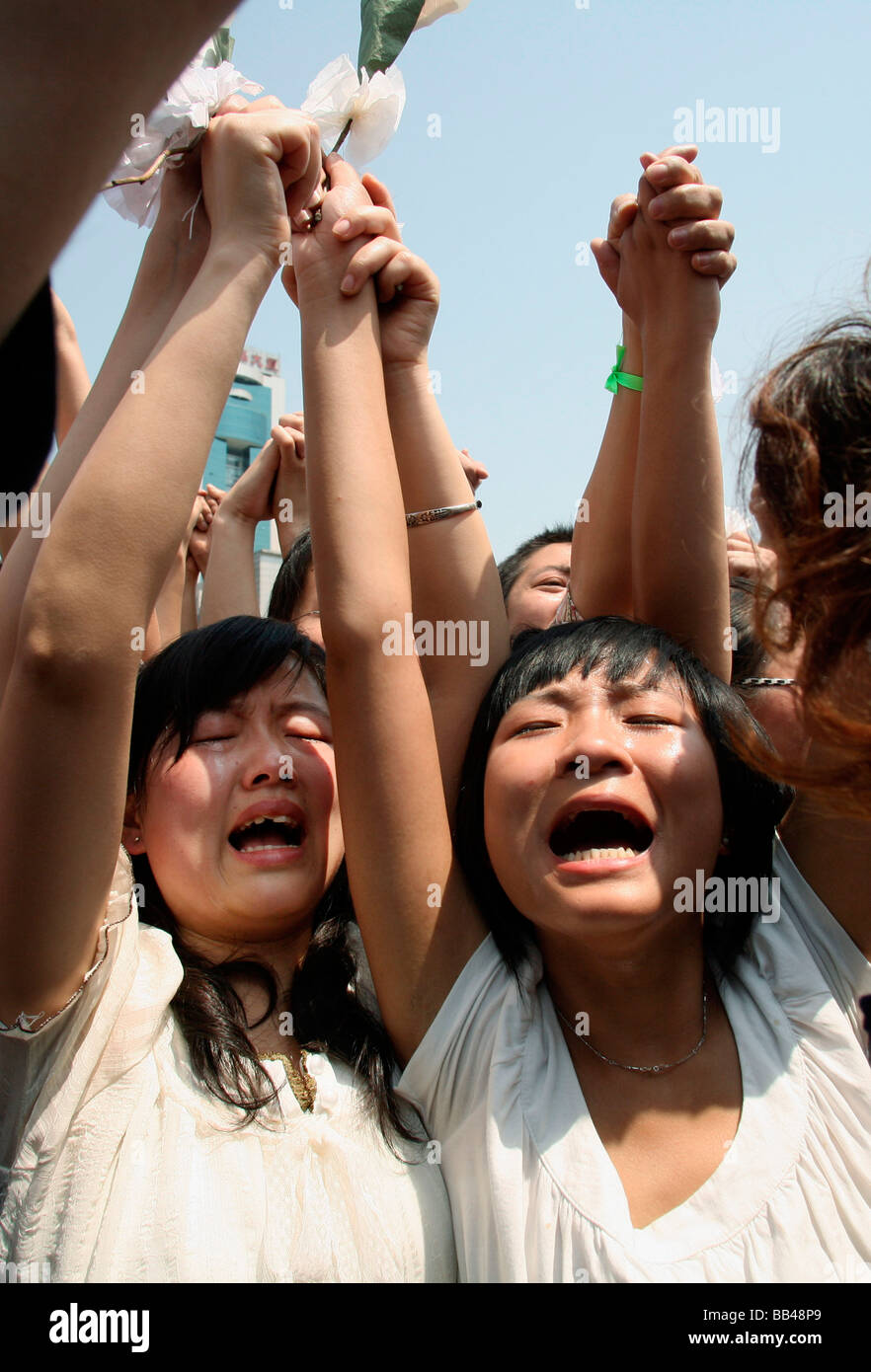 Sichuan earthquake crying hi-res stock photography and images - Alamy
