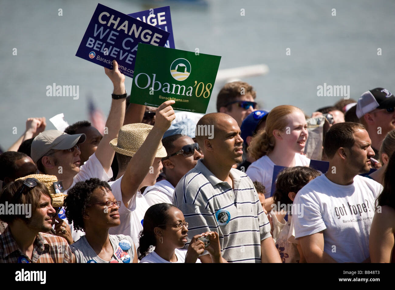 Crowd of people holds campaign signs for 2008 presidential candidate ...