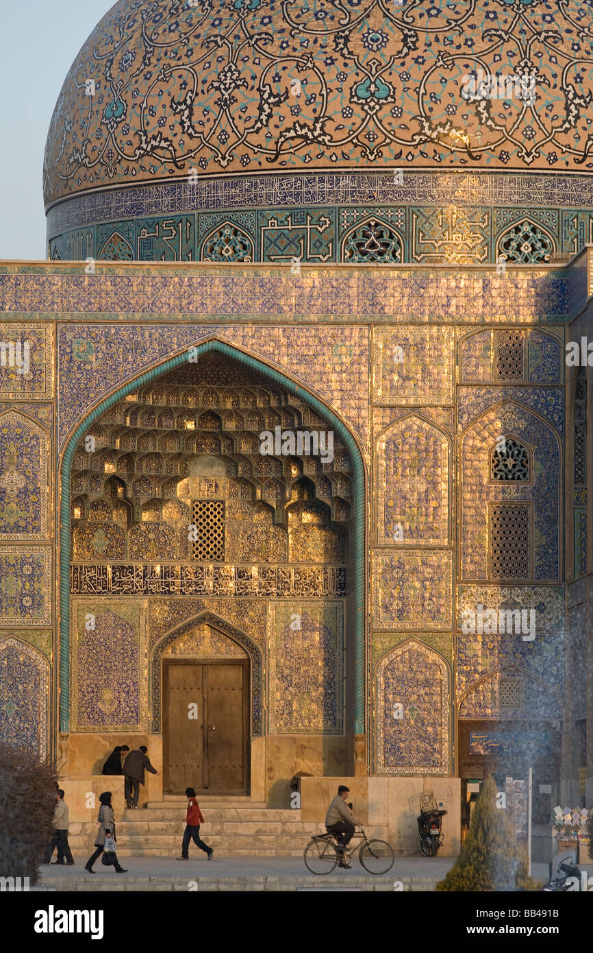 Blue tiled mosque Sheikh Lotfollah in Esfahan, Iran Stock Photo - Alamy