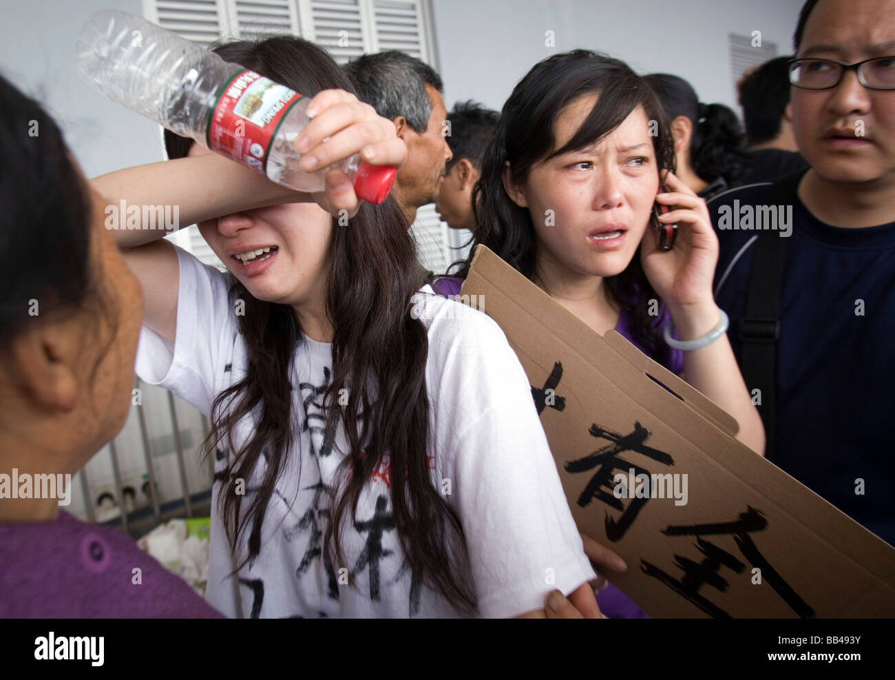 Woman weeping hi-res stock photography and images - Alamy
