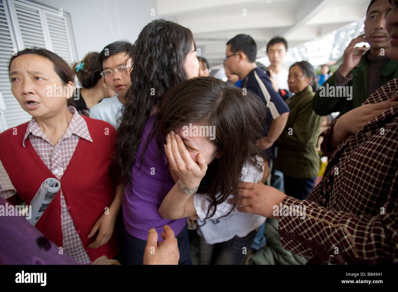 A woman weeping at the death of her family in Mianyang, China Stock ...
