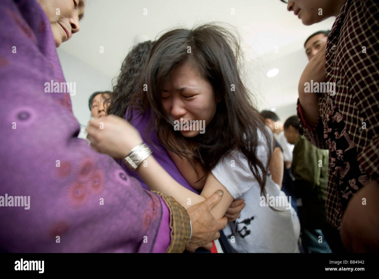 A woman weeping at the death of her family in Mianyang, China Stock ...