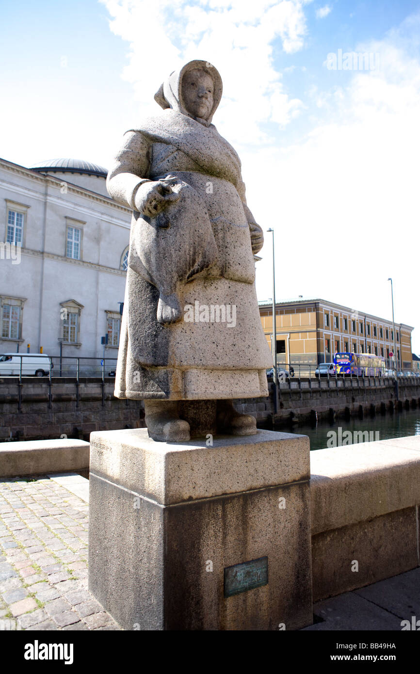 Fishwife Statue (Fiskerkone) Gammel Strand, central Copenhagen, Denmark ...