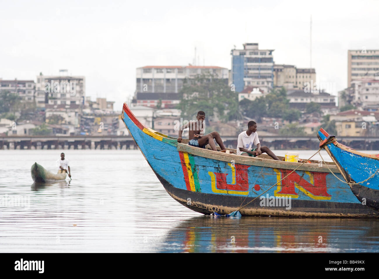 Life in the Monrovian fishing community of West Point in Liberia Stock ...