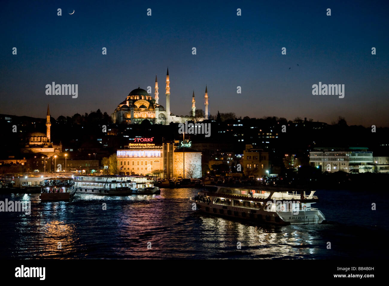 Suleymaniye Mosque in Istanbul, Turkey at night Stock Photo - Alamy