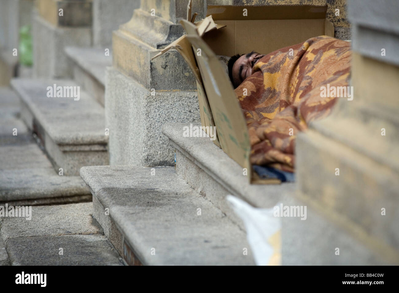 Man sleeping inside cardboard box hi-res stock photography and images ...