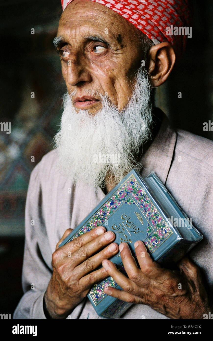 Portrait old pakistani man beard hi-res stock photography and images ...