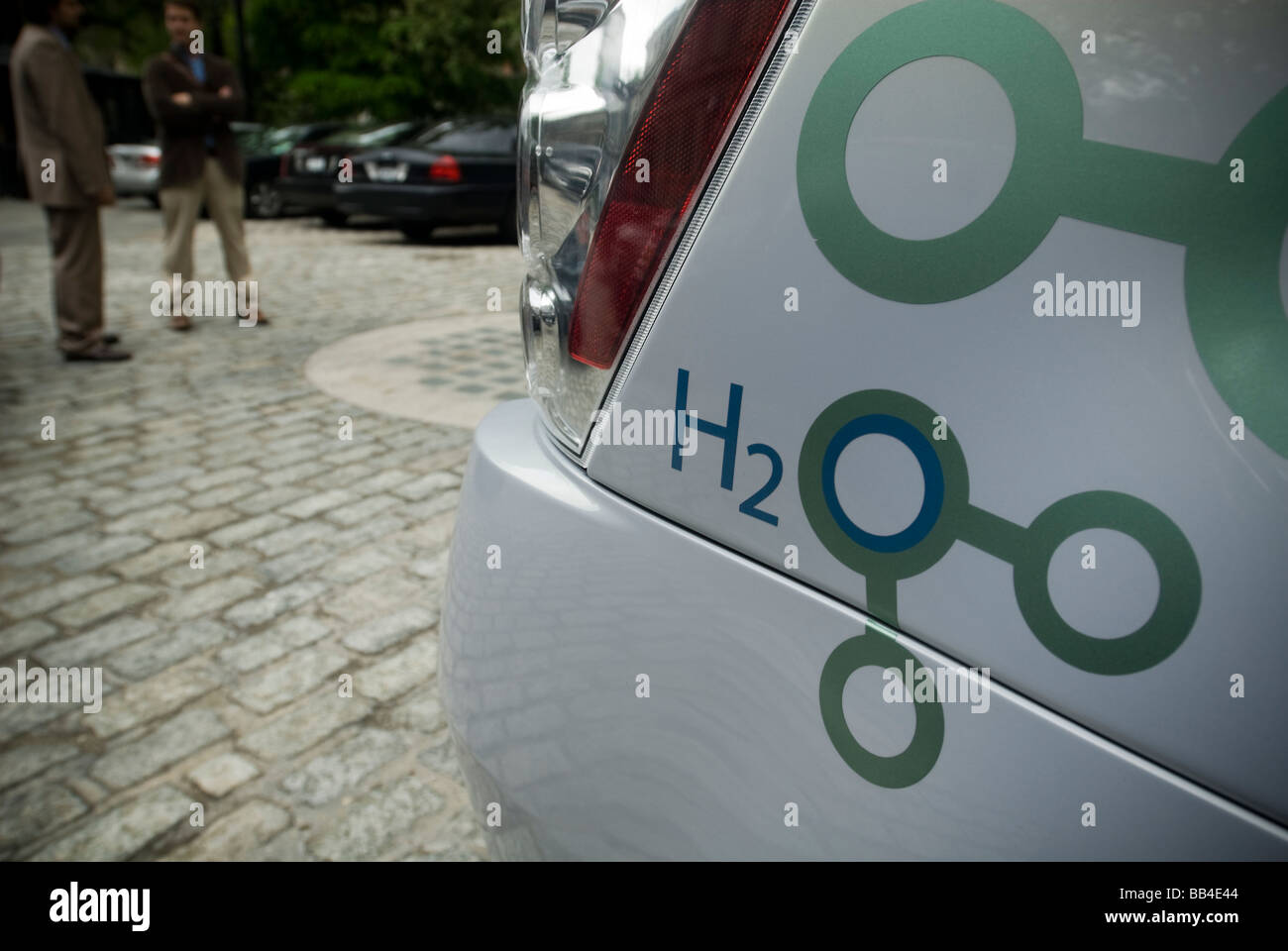 General Motors displays Chevrolet Equinox Hydrogen Fuel Cell Vehicles ...