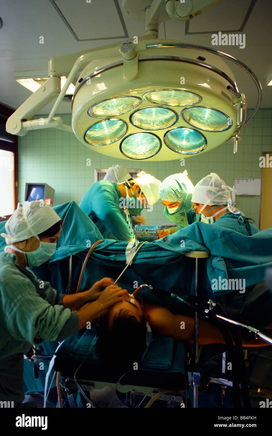 SURGERY IN OPERATING ROOM Stock Photo - Alamy