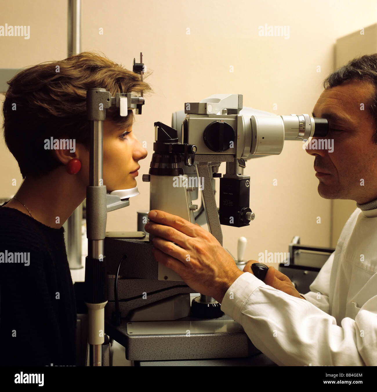 EYE EXAMINATION WITH A SLIT LAMP ON A YOUNG WOMAN Stock Photo - Alamy