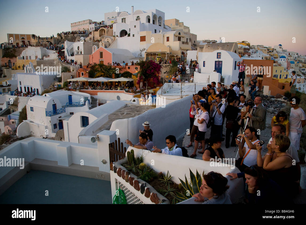 Oia sunset crowd santorini hi-res stock photography and images - Alamy