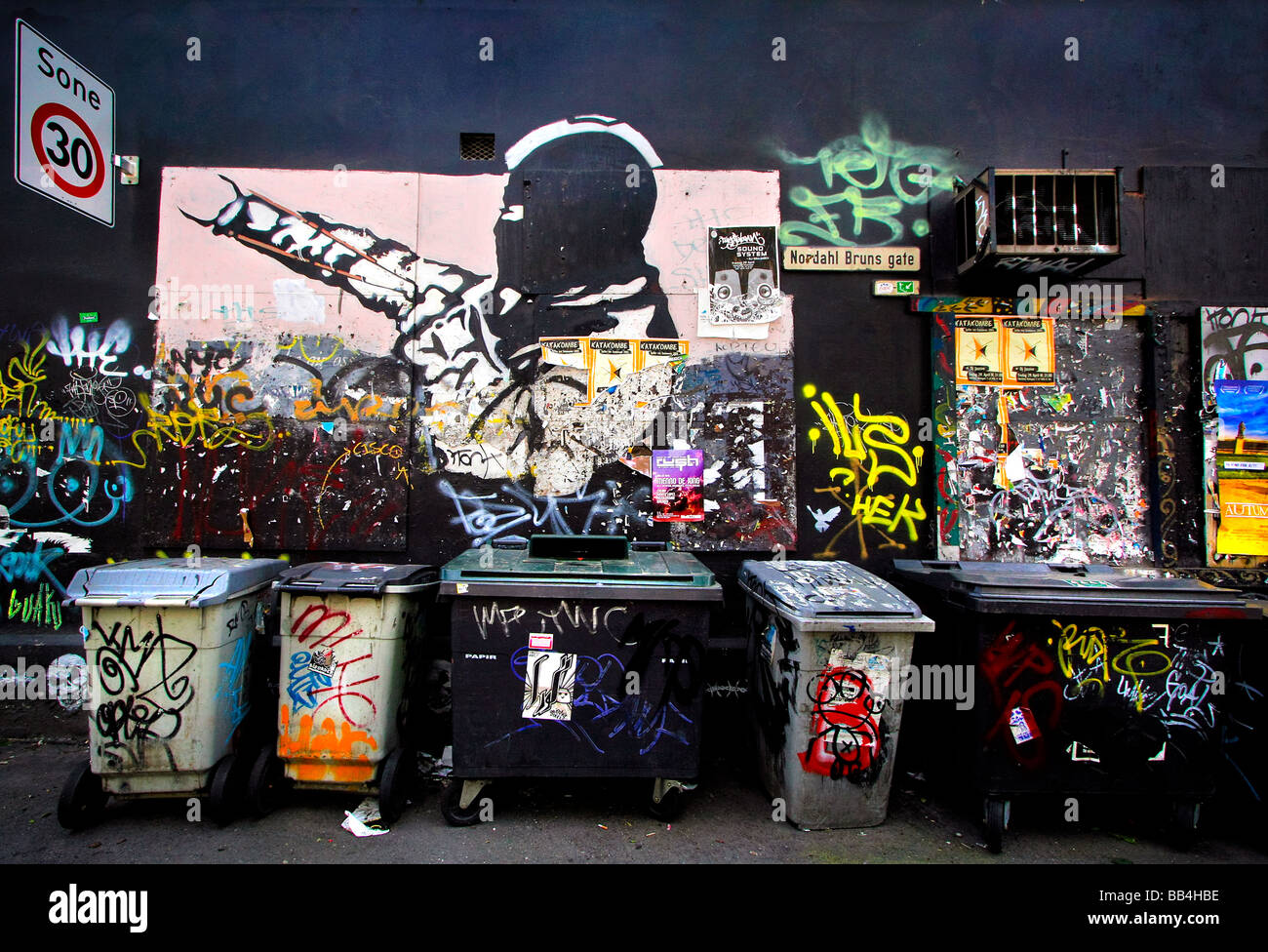 Dumpsters in an alley hi-res stock photography and images - Alamy