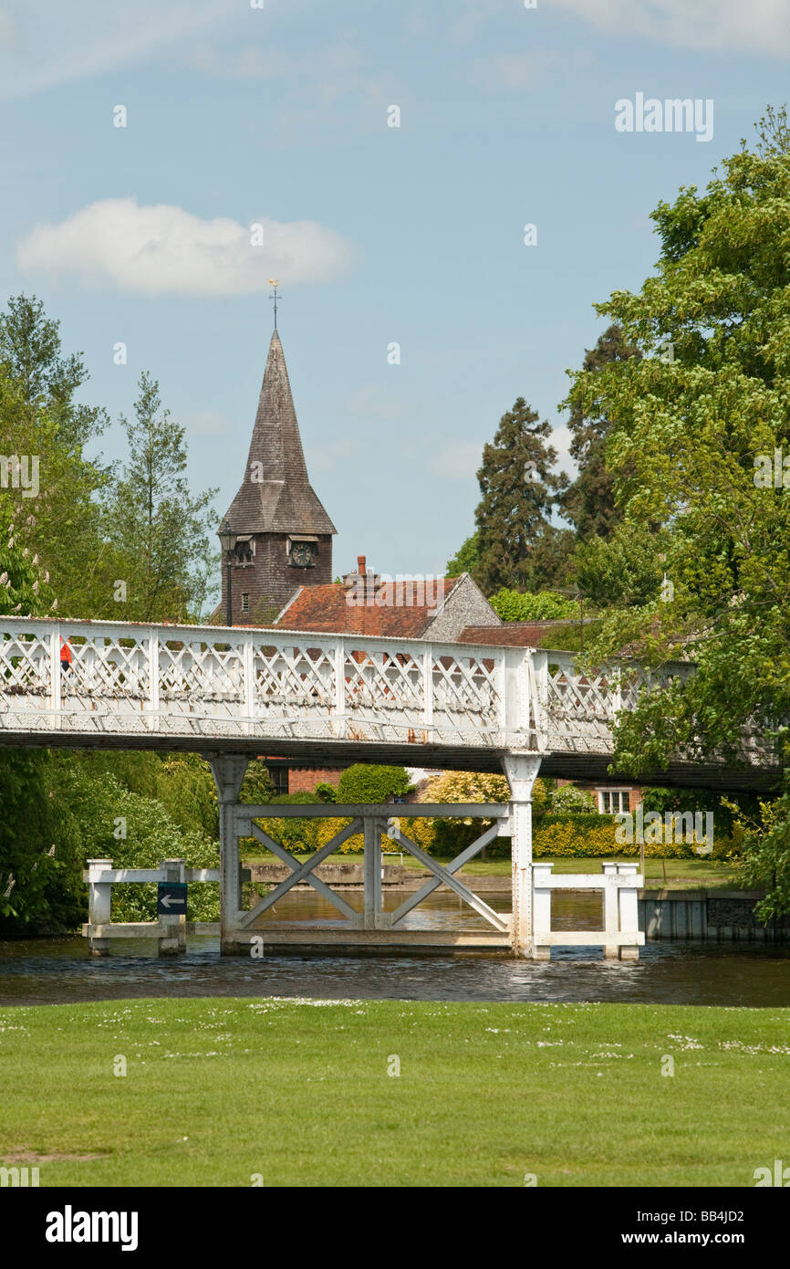 Whitchurch toll bridge over river hi-res stock photography and images ...