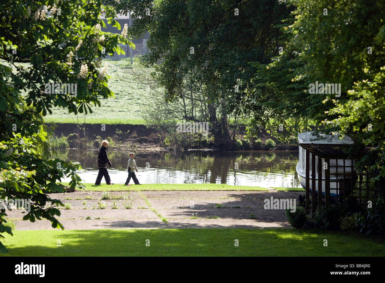 Walking on country path uk hi-res stock photography and images - Alamy
