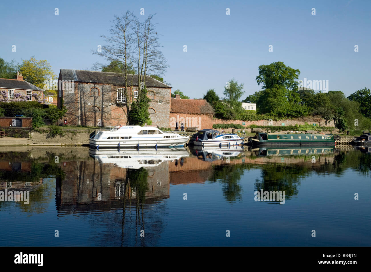 Moored moor boat boats hi-res stock photography and images - Alamy