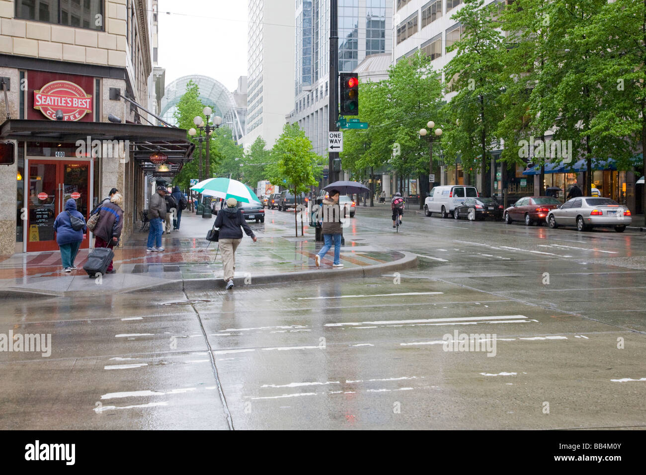 Seattle people rain hi-res stock photography and images - Alamy