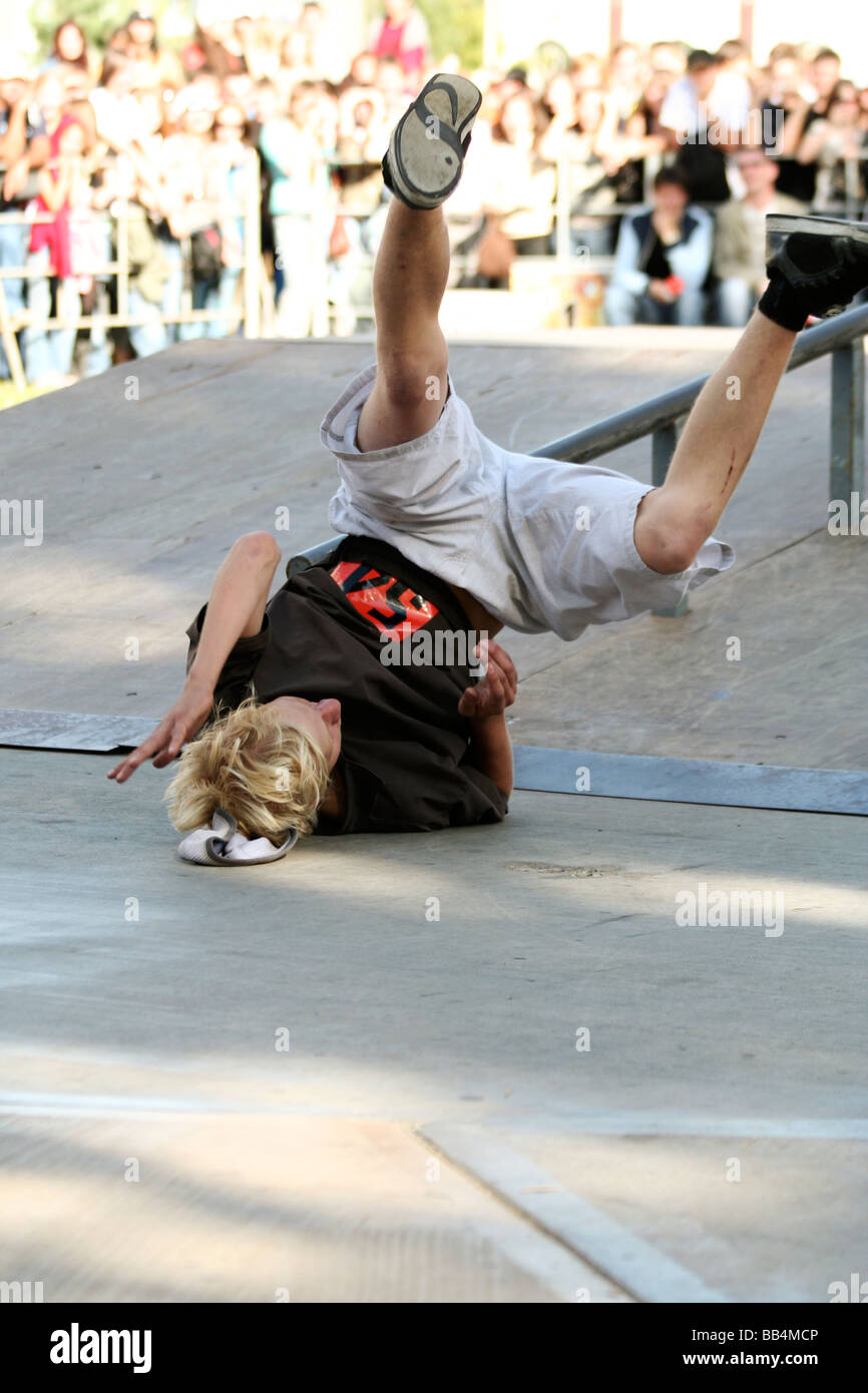 Skateboard park fall teen hi-res stock photography and images - Alamy