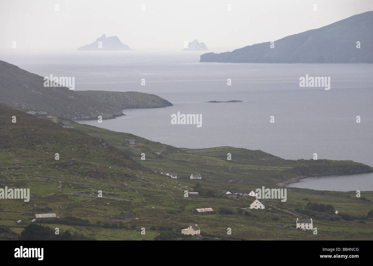 CAHERDANIEL AND SKELLIG MICHAEL ISLANDS ON A RAINY DAY Stock Photo - Alamy