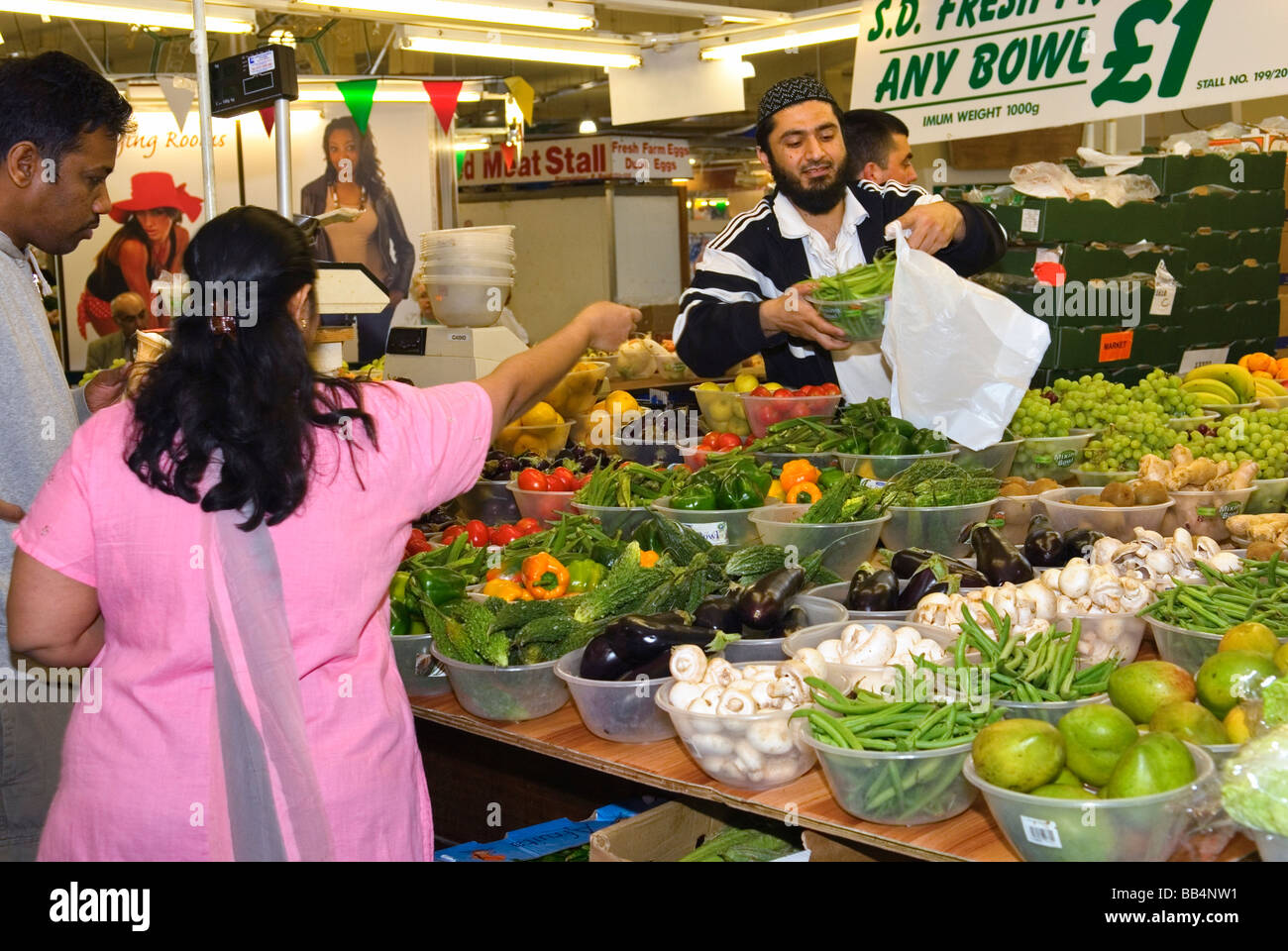 Stall keeper fruit veg market hi-res stock photography and images - Alamy