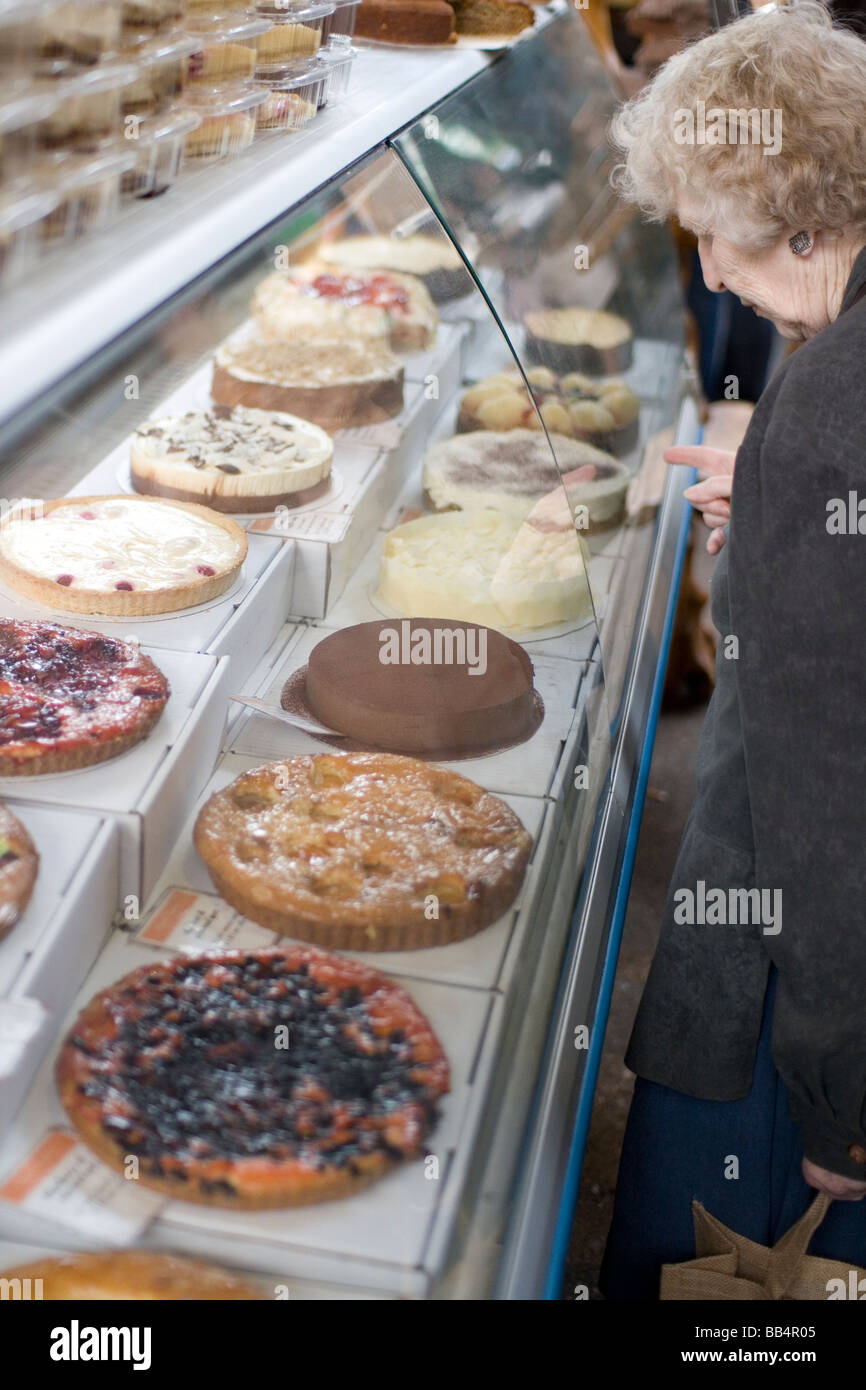 Borough Market Cake Stall Stock Photos & Borough Market Cake Stall ...